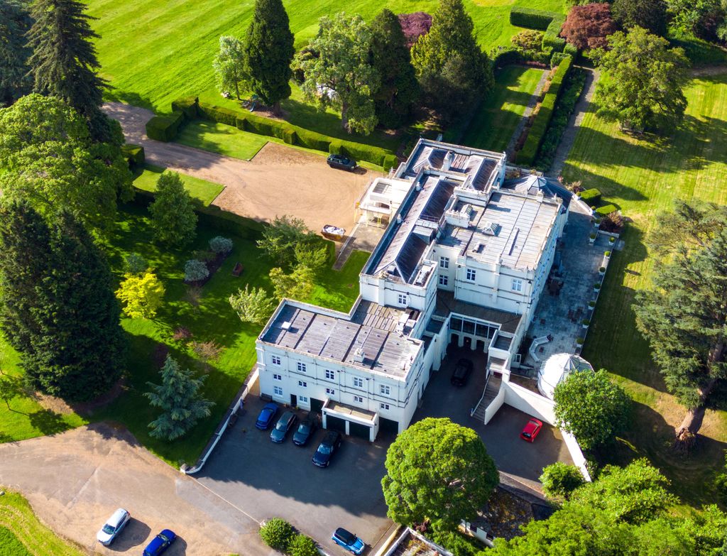 الأمير أندرو يدشن عمليات التجديد والترميم في قصر Royal Lodge - مجلة هي